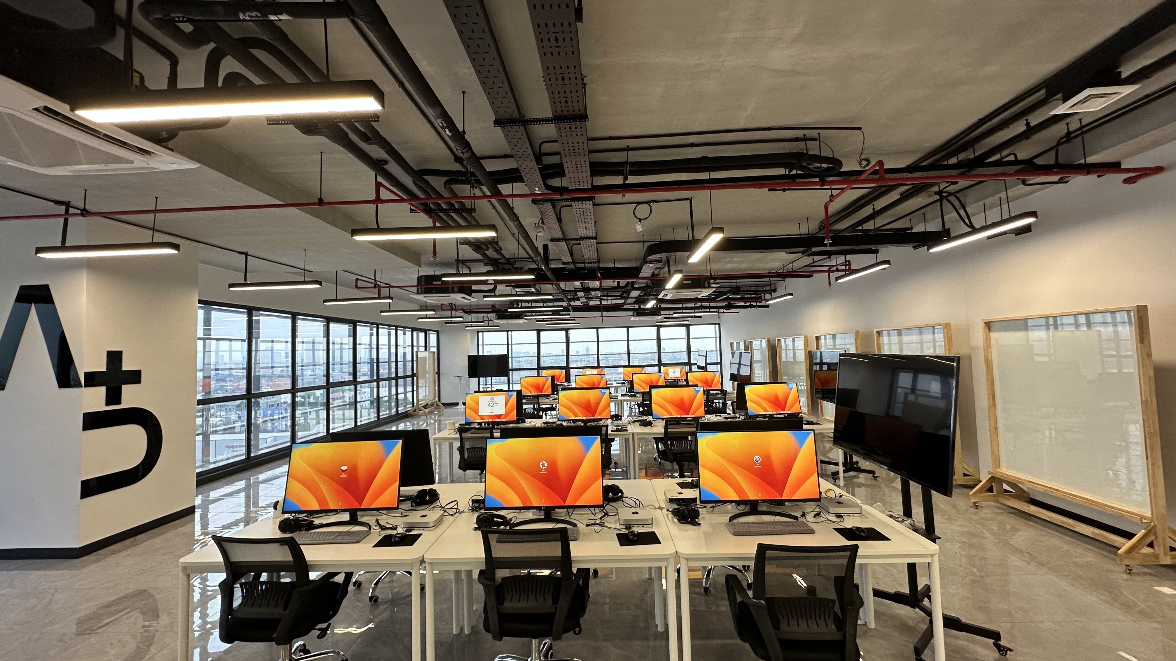 캄보디아 Above & Beyond School 개설 - EMCAST